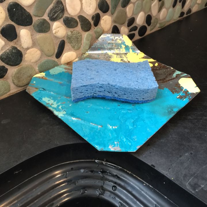 Upcycle idea: DIY a paint tray into an awesome sink caddy! ‣ MyFixitUpLife