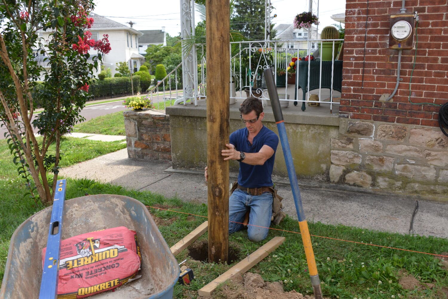How to line up fence posts straight ‣ MyFixitUpLife