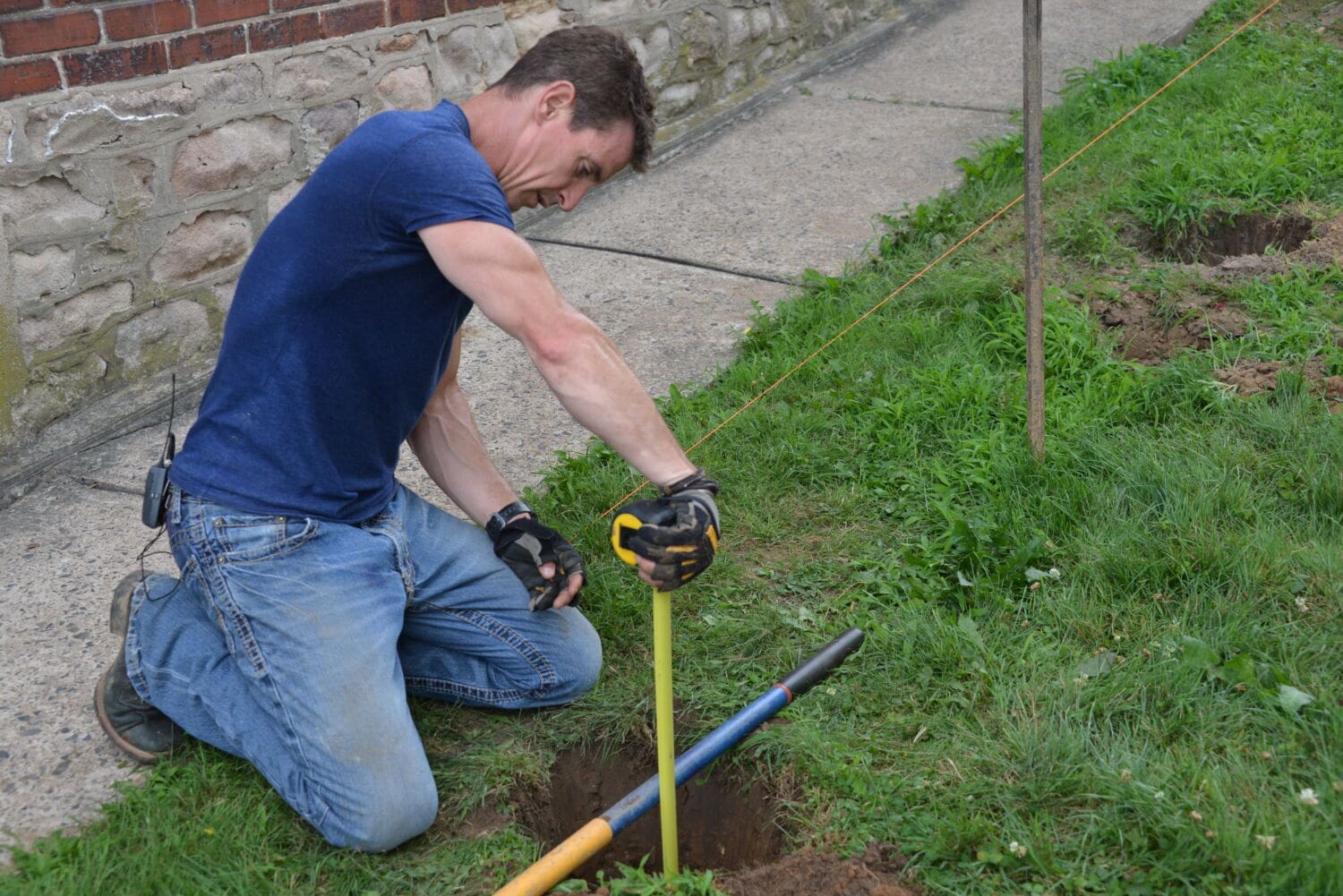 How to line up fence posts straight ‣ MyFixitUpLife