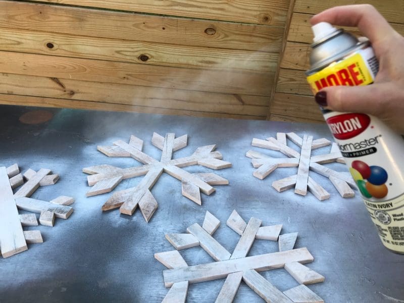 Make a snowflake holiday card display with pallet wood and paint ‣ MyFixitUpLife