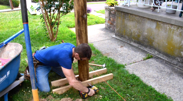 How to place a perfectly plumb fence post ‣ MyFixitUpLife